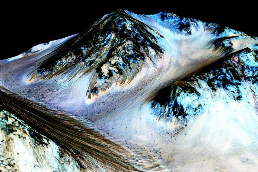 NASA confirms evidence that liquid water flows on present-day Mars | Hub
