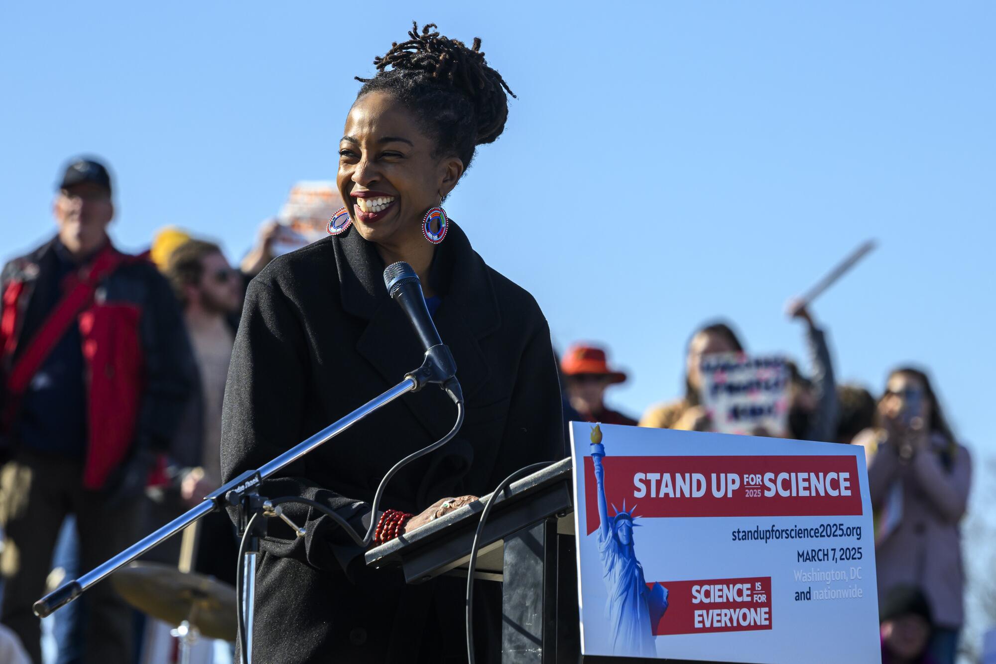 Hundreds from Hopkins stand up for science at D.C. rally | Hub